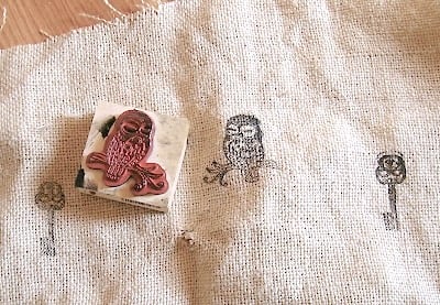 Using stamps on burlap - Jennifer Rizzo
