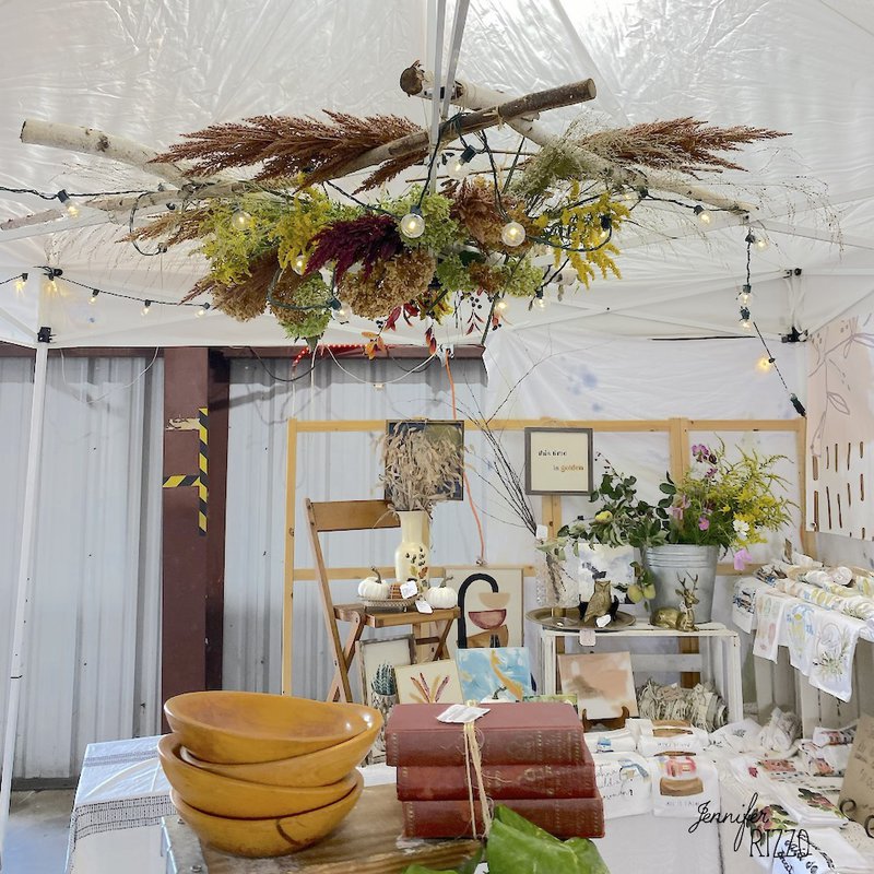 Booth display idea with branches and dried flowers - Jennifer Rizzo